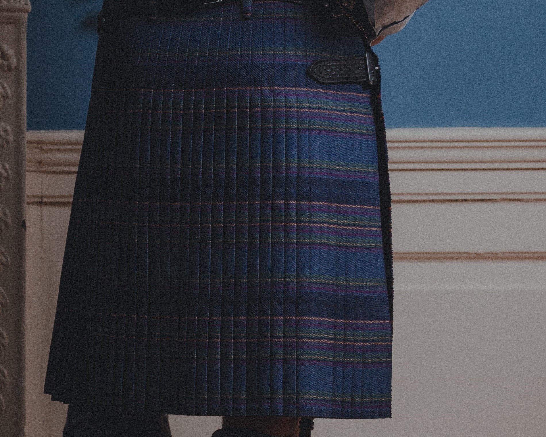 How to wear a Kilt | How to wear Highlandwear | How to tie ghillie ...